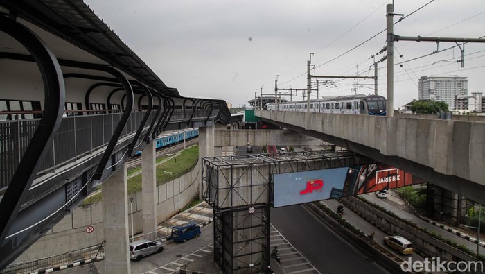 Jalan-jalan di Skywalk MRT, Bonus Pemandangan Depo Kereta