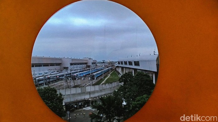 Jalan-jalan di Skywalk MRT, Bonus Pemandangan Depo Kereta