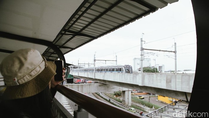 Jalan-jalan di Skywalk MRT, Bonus Pemandangan Depo Kereta