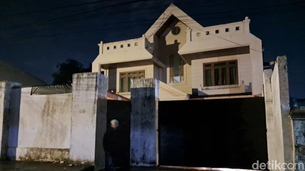 Annar Sampetoding Mendadak Sakit Usai Jadi Tersangka dan Hendak Ditahan Annar Sampetoding Mendadak Sakit Usai Jadi Tersangka dan Hendak Ditahan