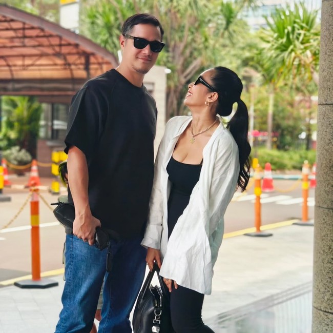 7 Foto Happy Salma & Tjok Gus, Suaminya yang Ternyata Bangsawan Bali