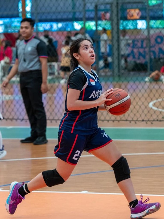 Kece Abis! 10 Gaya Mikhayla Anak Nia Ramadhani Tanding Basket