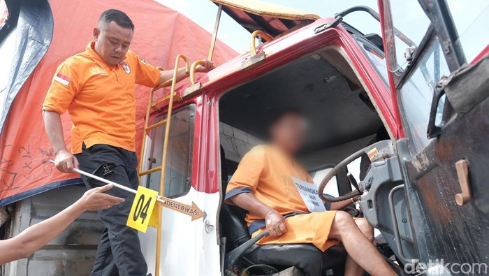 Fakta Pengakuan Sopir Truk Laka Maut di Tol Pandaan Cuma Diupah Rp 200 Ribu Fakta Pengakuan Sopir Truk Laka Maut di Tol Pandaan Cuma Diupah Rp 200 Ribu