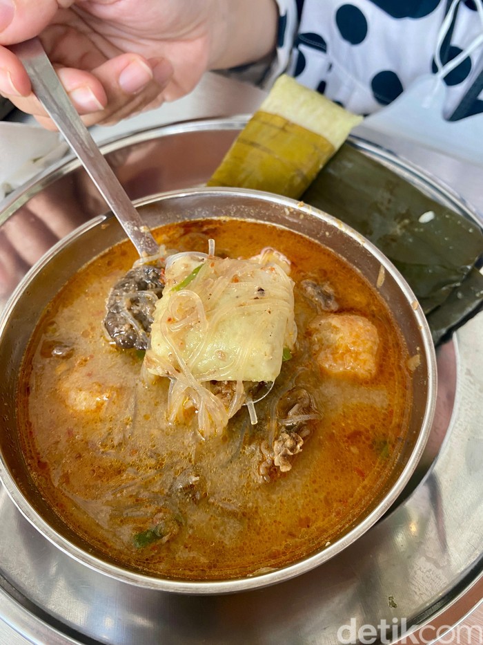 Gurih Mantap! Sop Saudara dan Bandeng Rica Racikan Warung Makassar