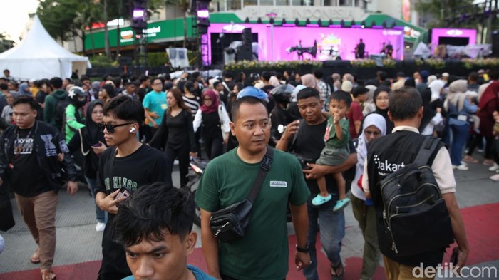 Jelang Malam Tahun Baru Kawasan Bundaran HI Mulai Ramai Warga