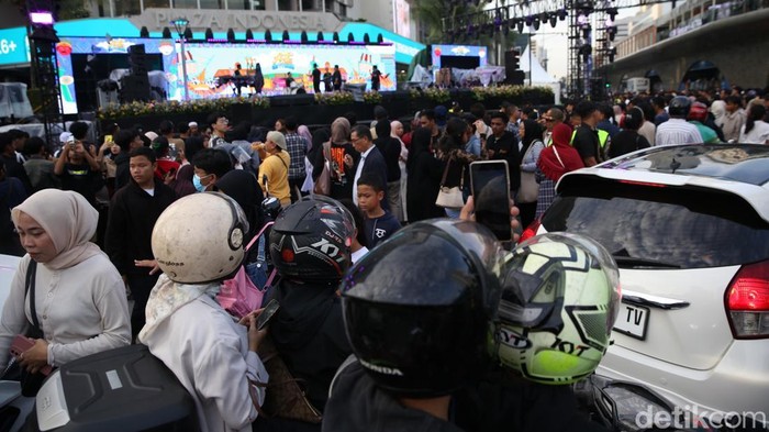 Jelang Malam Tahun Baru Kawasan Bundaran HI Mulai Ramai Warga