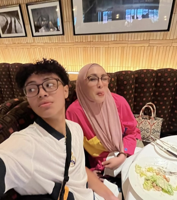 Kompaknya Angelina Sondakh dan Keanu Massaid Saat Makan Es Krim hingga ...