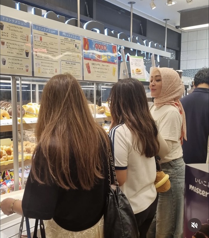 Kompaknya Angelina Sondakh dan Keanu Massaid Saat Makan Es Krim hingga ...