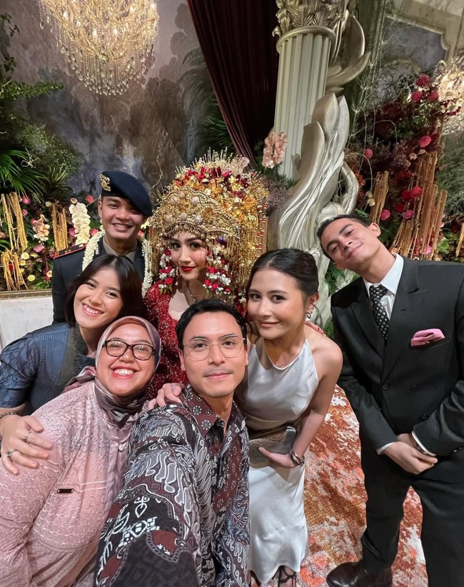 8 Foto Prilly Latuconsina & Omara Esteghlal Mulai Pamer Kedekatan, Go Public?