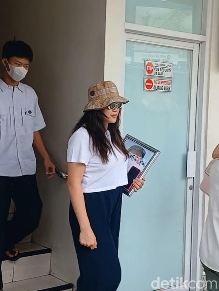 Daddy's Little Girl, Jessica Iskandar Tegar Antar Jenazah Ayah Dikremasi