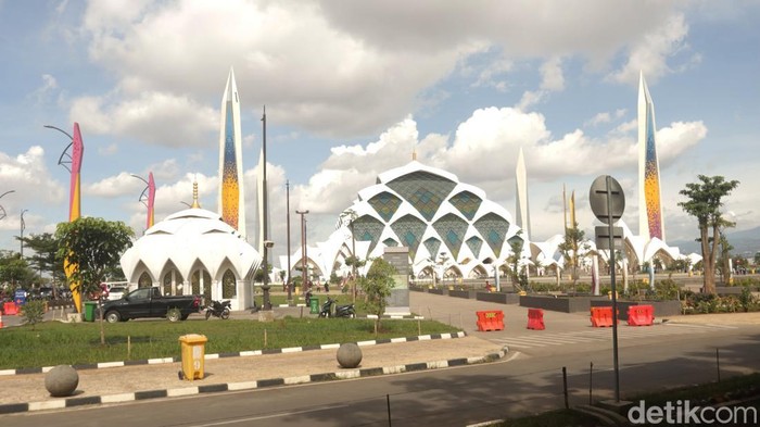 Pungli yang Tak Kunjung Padam di Masjid Al Jabbar Pungli yang Tak Kunjung Padam di Masjid Al Jabbar