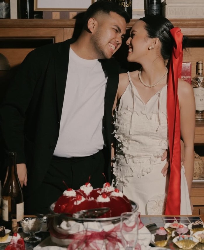 Gaya Keren Nabila Sudiro Saat Kulineran Bareng Suami dan Teman