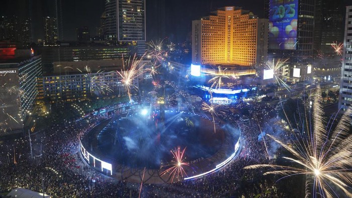 Potret Meriah Kembang Api Tahun Baru 2025 di Bundaran HI