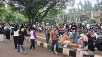 Dina ke Ragunan karena Mengira Sepi: Ternyata Padat, Gelar Tikar Aja Susah