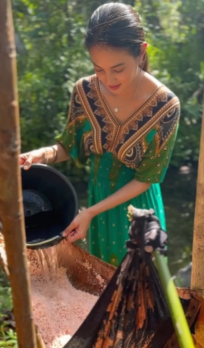 Petualangan Aurelie Moeremans Panen Kopi hingga Makan Ulat Sagu