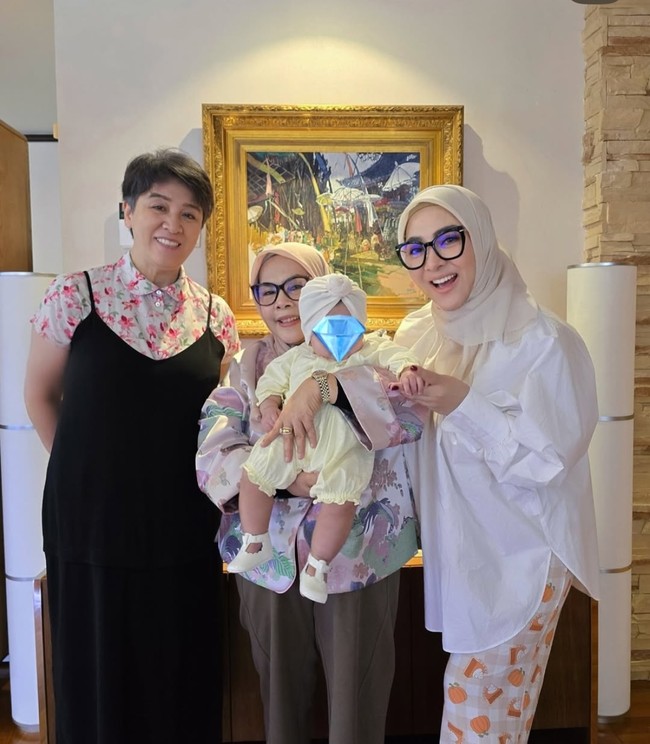 7 Foto Baby R Anak Syahrini yang Wajahnya Bikin Penasaran, Kini Sudah 5 Bulan