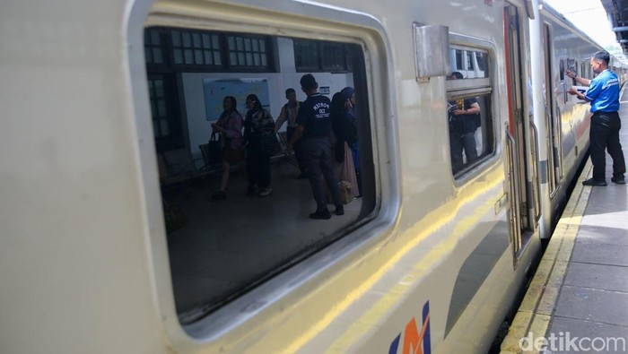 Arus Balik Libur Nataru, Stasiun Pasar Senen Ramai Penumpang