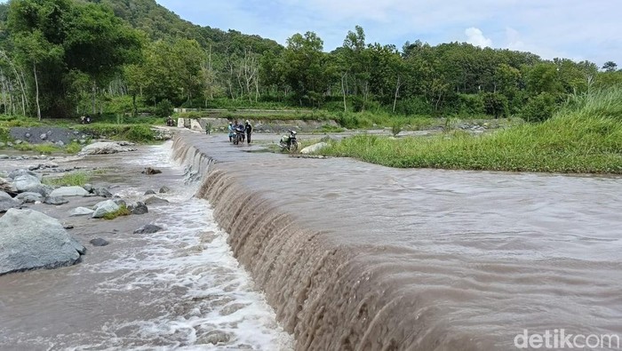 Warga Lumajang Nekat Seberangi Derasnya Banjir Lahar Dingin Semeru