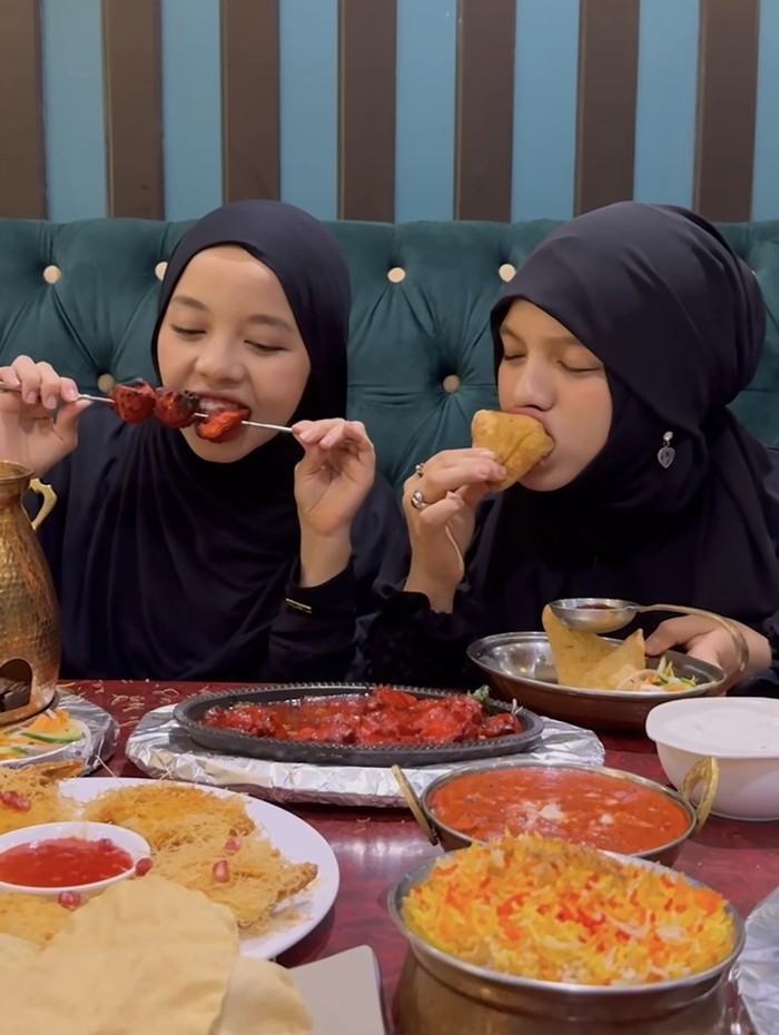 Sajidah Halilintar Kompak Belanja dan Makan Bareng Saudara