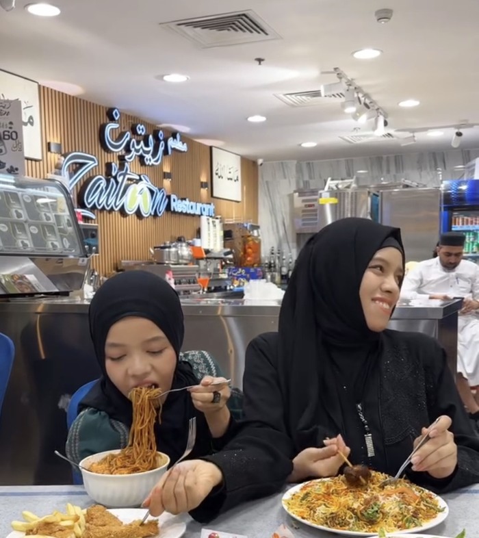 Sajidah Halilintar Kompak Belanja dan Makan Bareng Saudara
