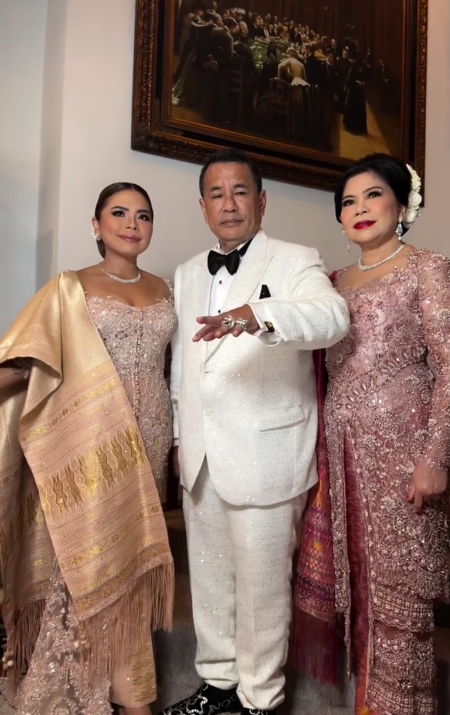 8 Foto Pernikahan Frank Hutapea Anak Hotman Paris, Digelar Sederhana