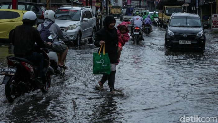 Potret Jalan di Tambun yang Langganan Banjir Padahal Hujan Sebentar