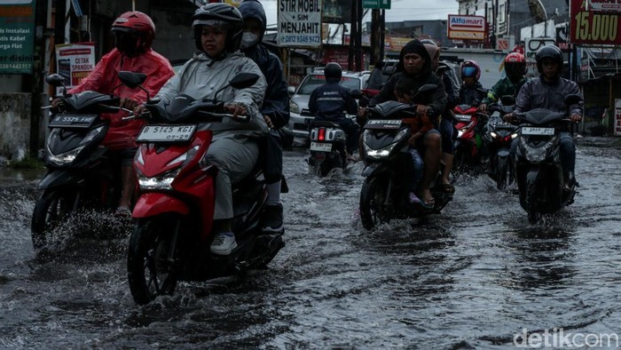 Potret Jalan di Tambun yang Langganan Banjir Padahal Hujan Sebentar
