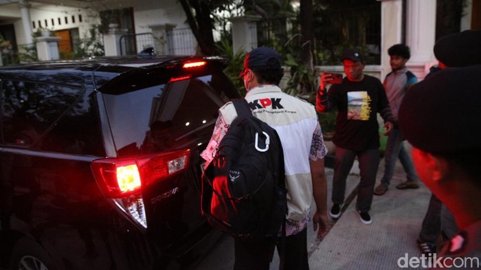 KPK Bawa Koper Biru dari Rumah Hasto, Ini Penampakannya