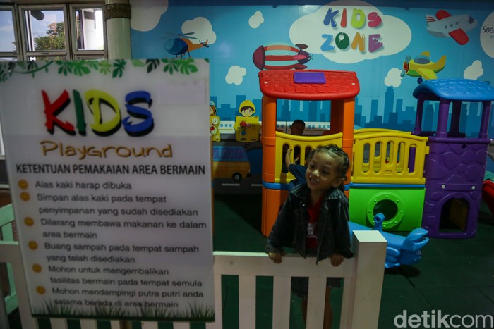 Foto: Main di Game Station Bandara Soetta, Cara Seru Menunggu Penerbangan