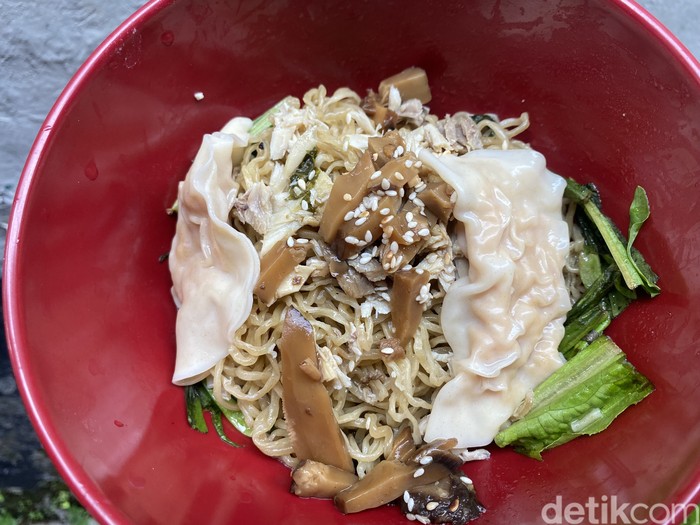 Lezatnya Legendaris! Bakmi Topping Ayam Kampung Halal di Cikini