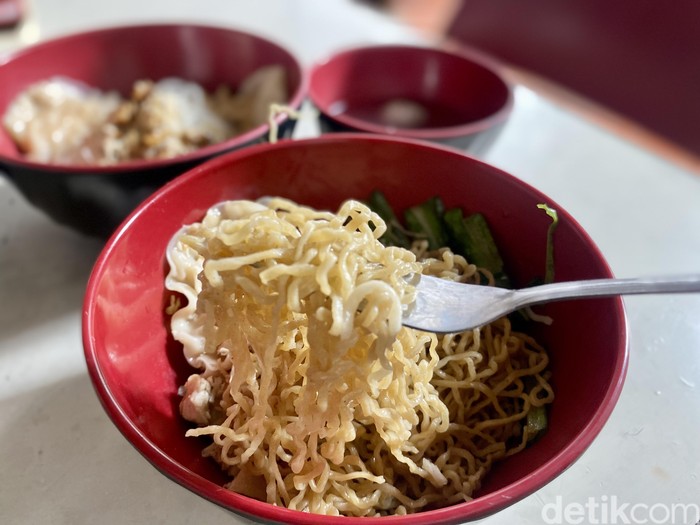 Lezatnya Legendaris! Bakmi Topping Ayam Kampung Halal di Cikini