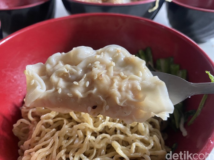 Lezatnya Legendaris! Bakmi Topping Ayam Kampung Halal di Cikini