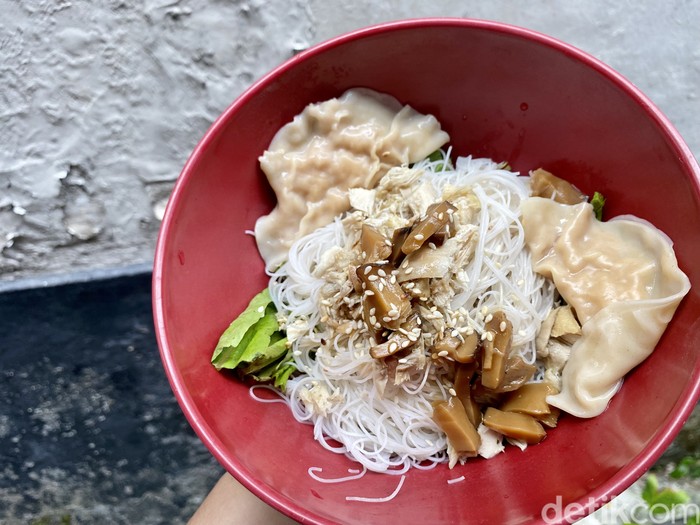 Lezatnya Legendaris! Bakmi Topping Ayam Kampung Halal di Cikini