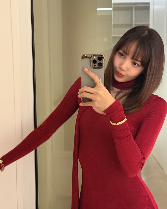 8 Gaya Liburan Lisa BLACKPINK di Thailand: Bikini LV Sampai Baju Tradisional