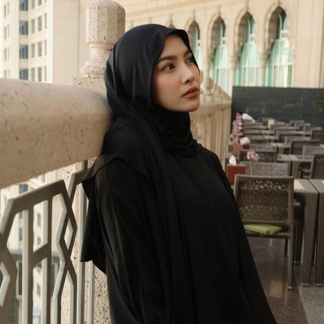8 Gaya Nagita Slavina Pakai Hijab Saat Jajan Malam Bersama Najwa Shihab
