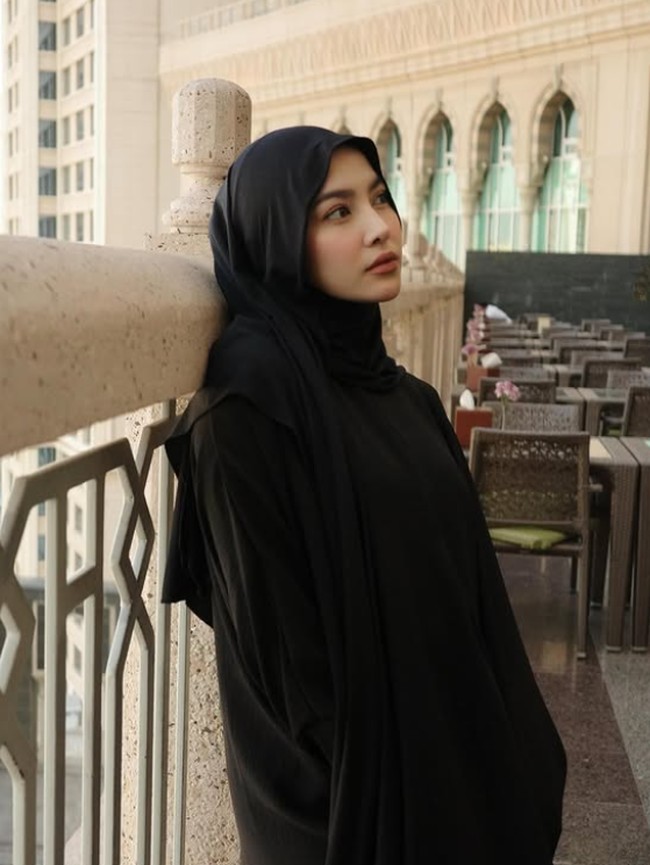 10 Foto Feni Rose Pakai Hijab Usai Umrah Dipuji Semakin Awet Muda