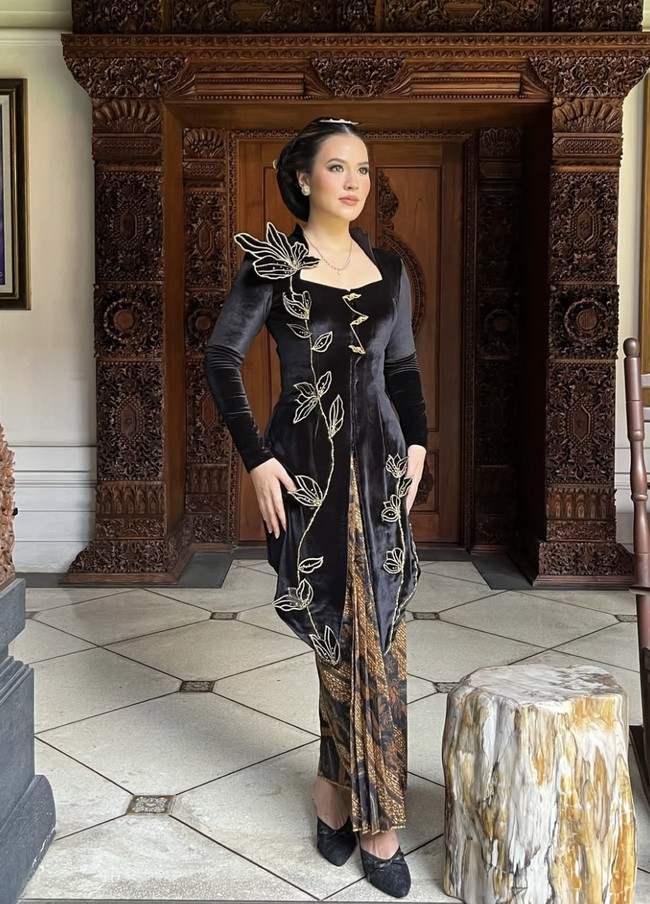 7 Pesona Raisa Pakai Kebaya Jawa, Bak Pengantin Bareng Ahmad Dhani