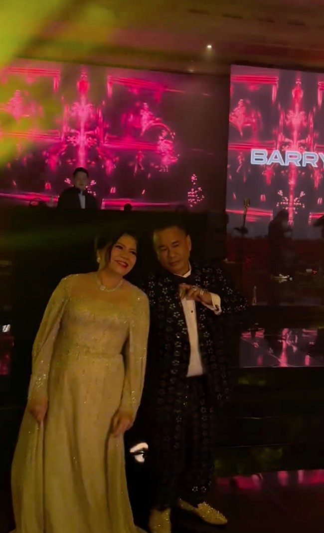Momen Langka Hotman Paris Pamer Kemesraan Bareng Istri di After Party Anaknya