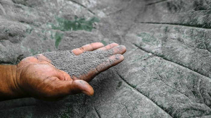 Abu Vulkanik Gunung Ibu Selimuti Desa Tobaro Halmahera Barat
