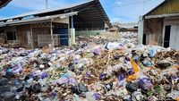 Tumpukan Sampah di Pasar Comal, Warga Keluhkan Bau hingga Lalat dan ...
