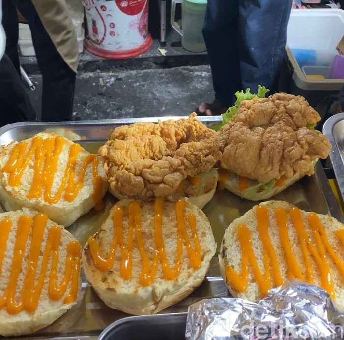 Puas Makan Burger Rp 25 Ribuan yang Toppingnya Lumer di Bekasi!