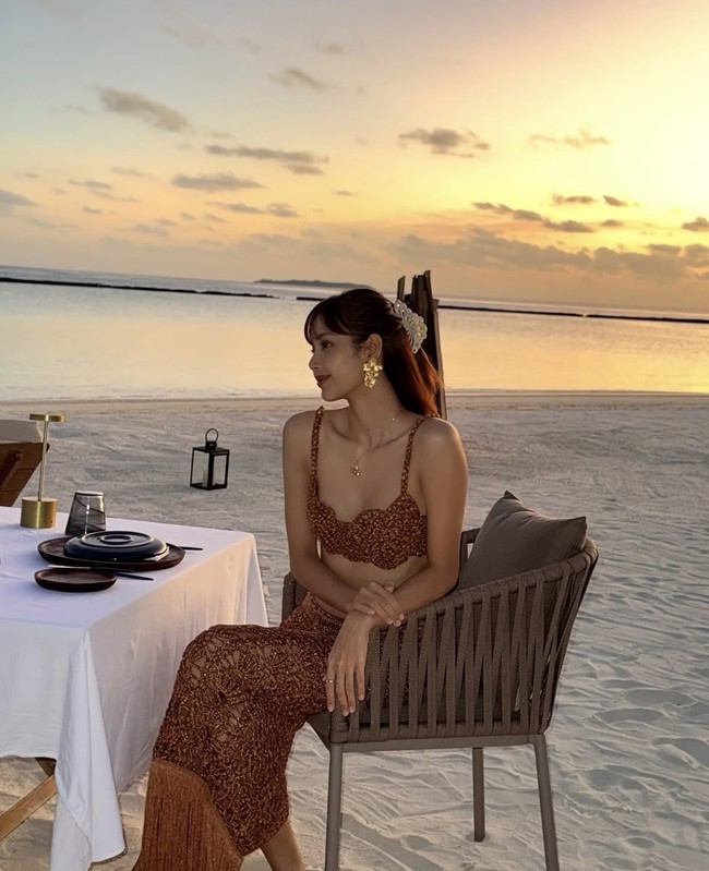 7 Gaya Lisa BLACKPINK Liburan ke Pantai, Pamer Tubuh Ramping Pinggang Semut