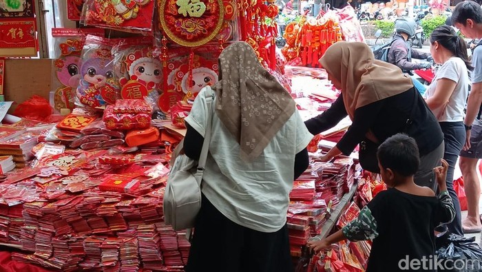 Potret Glodok Berubah Jadi Merah Emas Jelang Imlek Potret Glodok Berubah Jadi Merah Emas Jelang Imlek