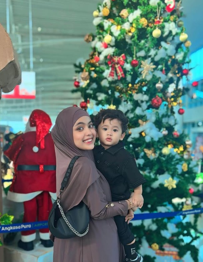 6 Foto Penyanyi Putri Isnari Bercadar saat Umrah, Gaya Hijabnya Tuai Pujian