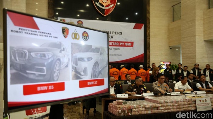 Penampakan Uang Rp 52 M dan 5 Mobil Mewah di Kasus Robot Trading NET89