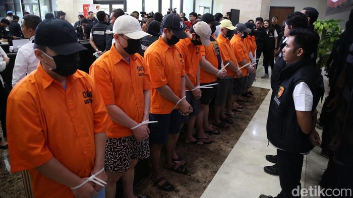 Penampakan Uang Rp 52 M dan 5 Mobil Mewah di Kasus Robot Trading NET89