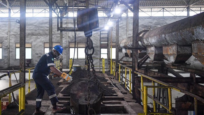 Mengintip Pengolahan Biji Timah di Bangka