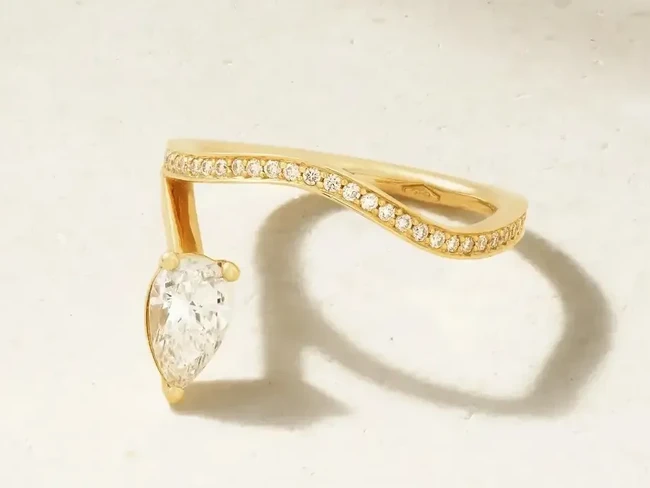 5 Inspirasi Cincin Tunangan Tren di 2025, Asimetris Hingga Ramah Lingkungan