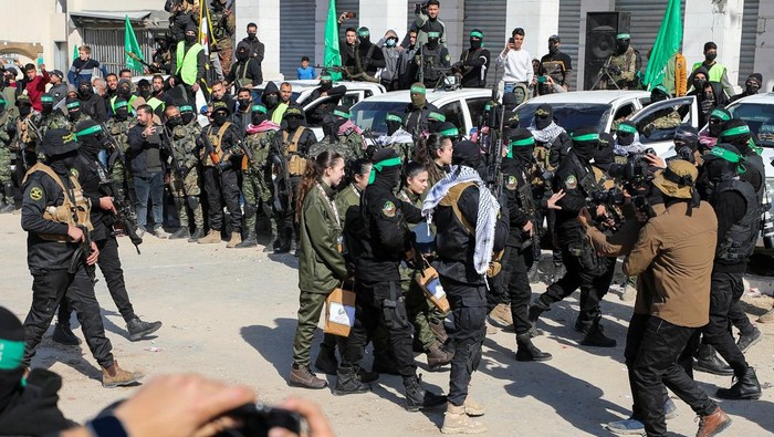 Senyum Semringah Tentara Wanita Israel Usai Dibebaskan Hamas Senyum Semringah Tentara Wanita Israel Usai Dibebaskan Hamas