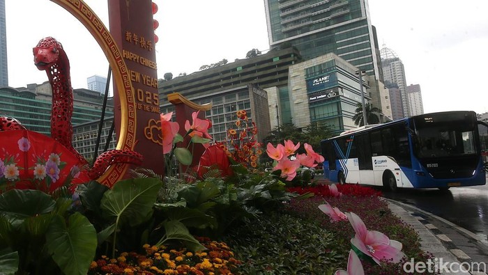 Dekorasi Imlek Meriahkan Bundaran HI Jakarta
